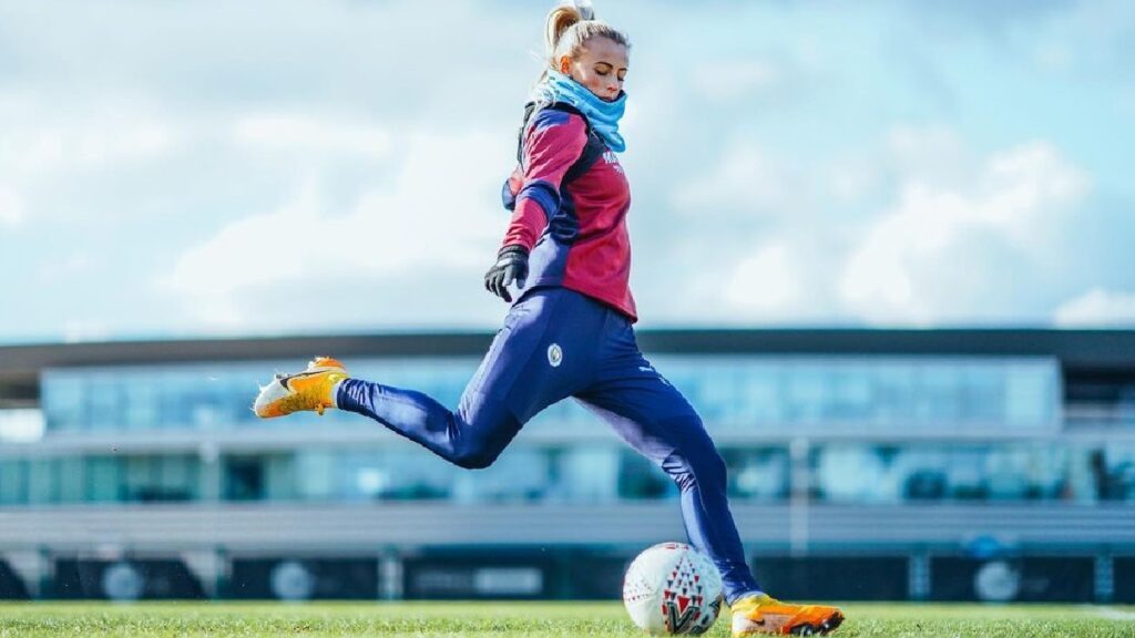 English soccer babe Chloe Kelly - Femi Sports