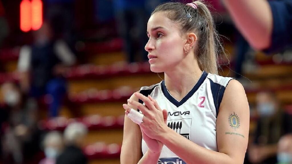 Brazilian volleyball babe Ellen Braga - Femi Sports