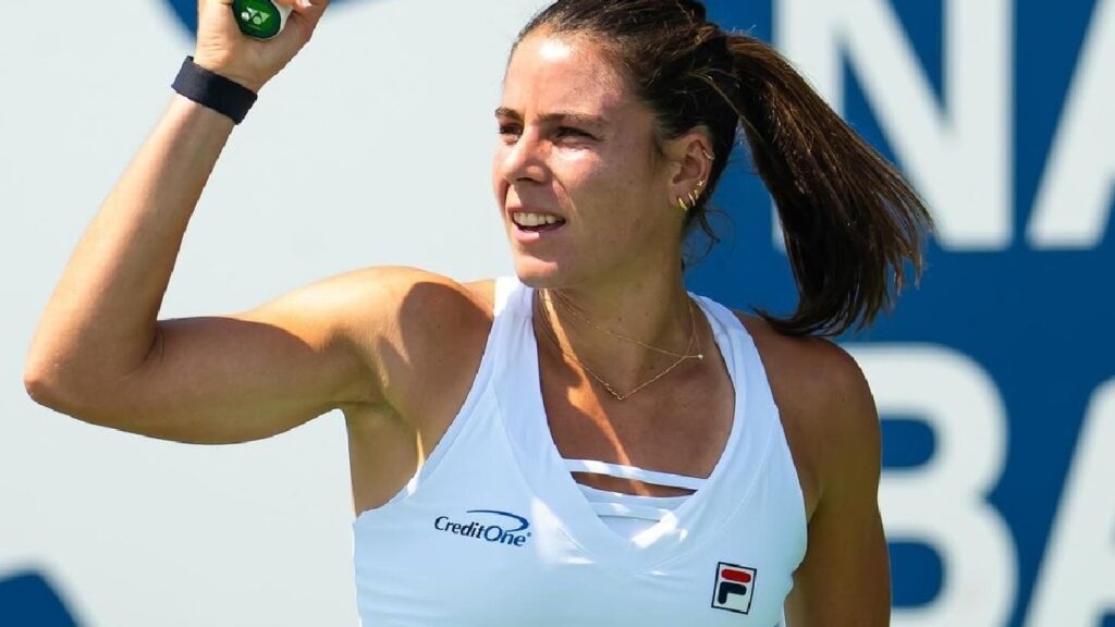 Emma Navarro made a stunning comeback in the second set to defeat Paula ...