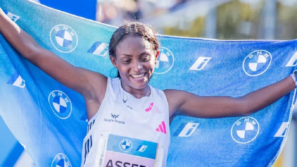 Tigist Assefa set a new women's world record during the Berlin Marathon ...